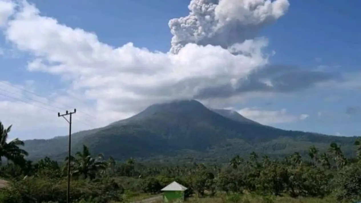 16 Sekolah di Flores Timur Terpaksa Belajar di Pengungsian Pasca Erupsi Gunung Lewotobi Laki ...