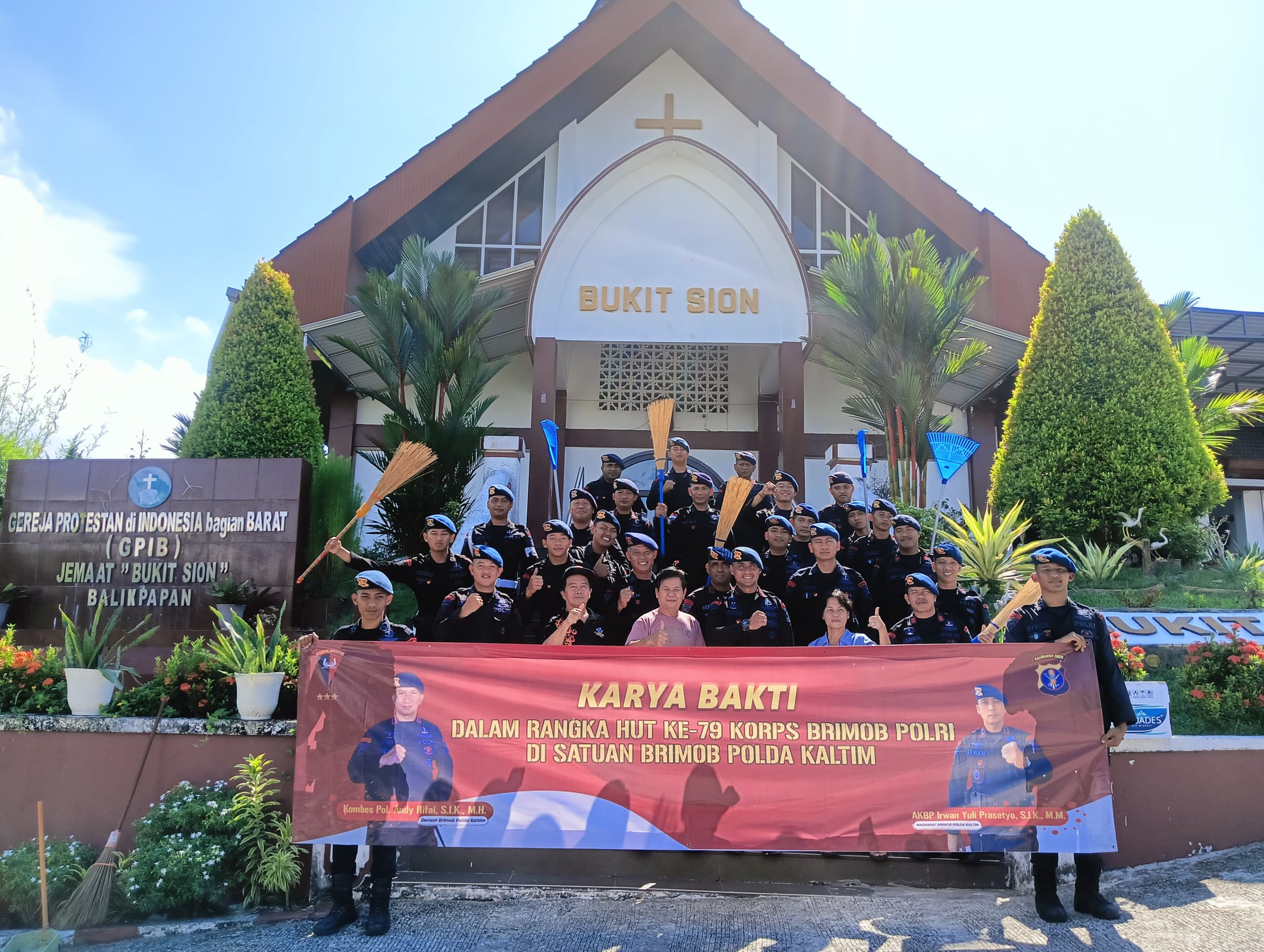 Karya Bhakti Brimob Polda Kaltim: Membersihkan Gereja Bukit Sion untuk Peringatan HUT Brimob ke ...