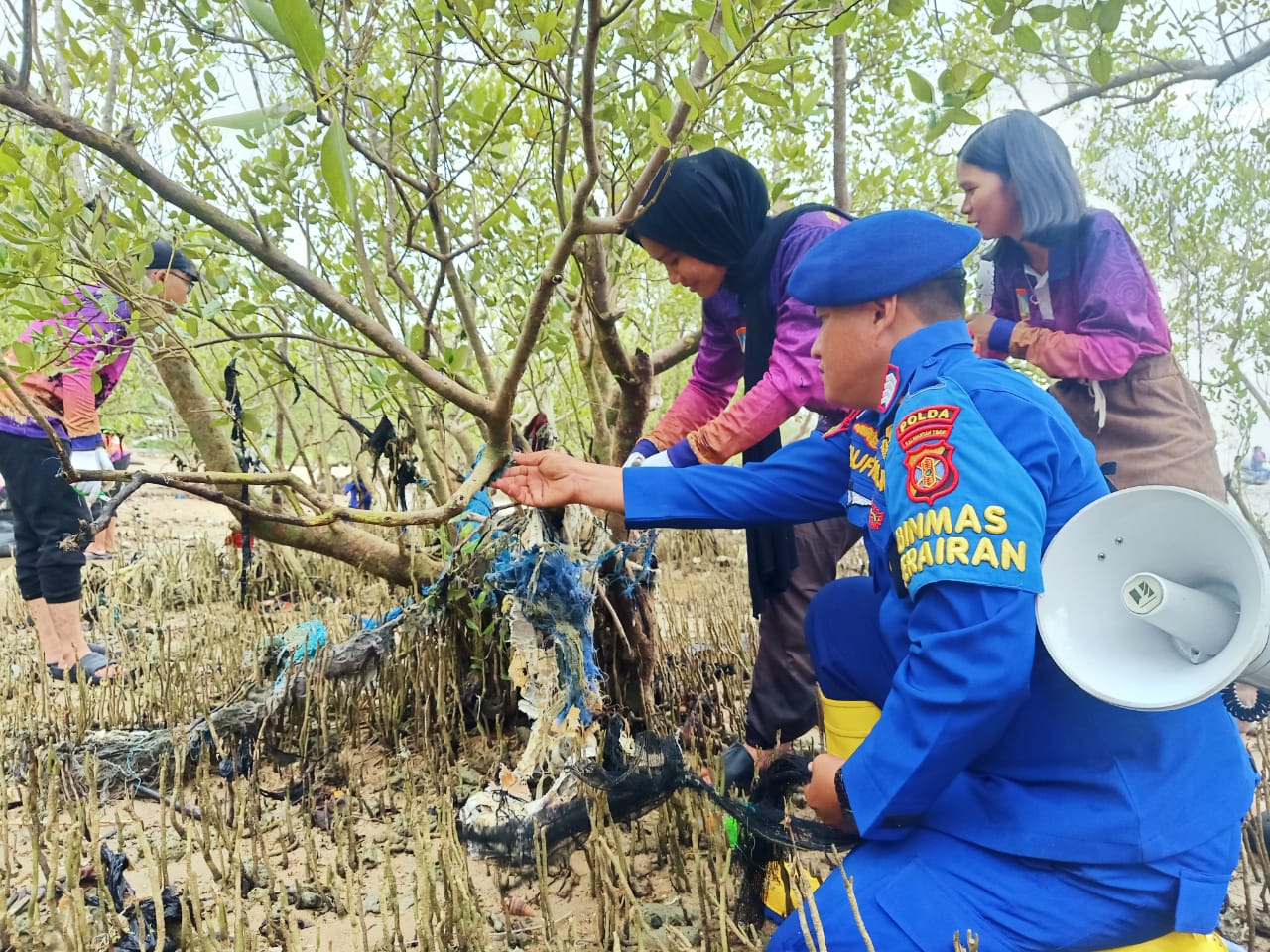 Hari Sumpah Pemuda 2024: Ditpolairud Polda Kaltim Gelar Aksi Restorasi Mangrove di Balikpapan ...