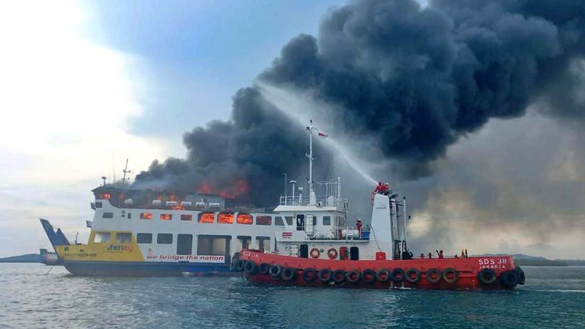Kebakaran Kapal RoRo KMP Tandeman di Batam, Bagian Atas Kapal Dilalap ...
