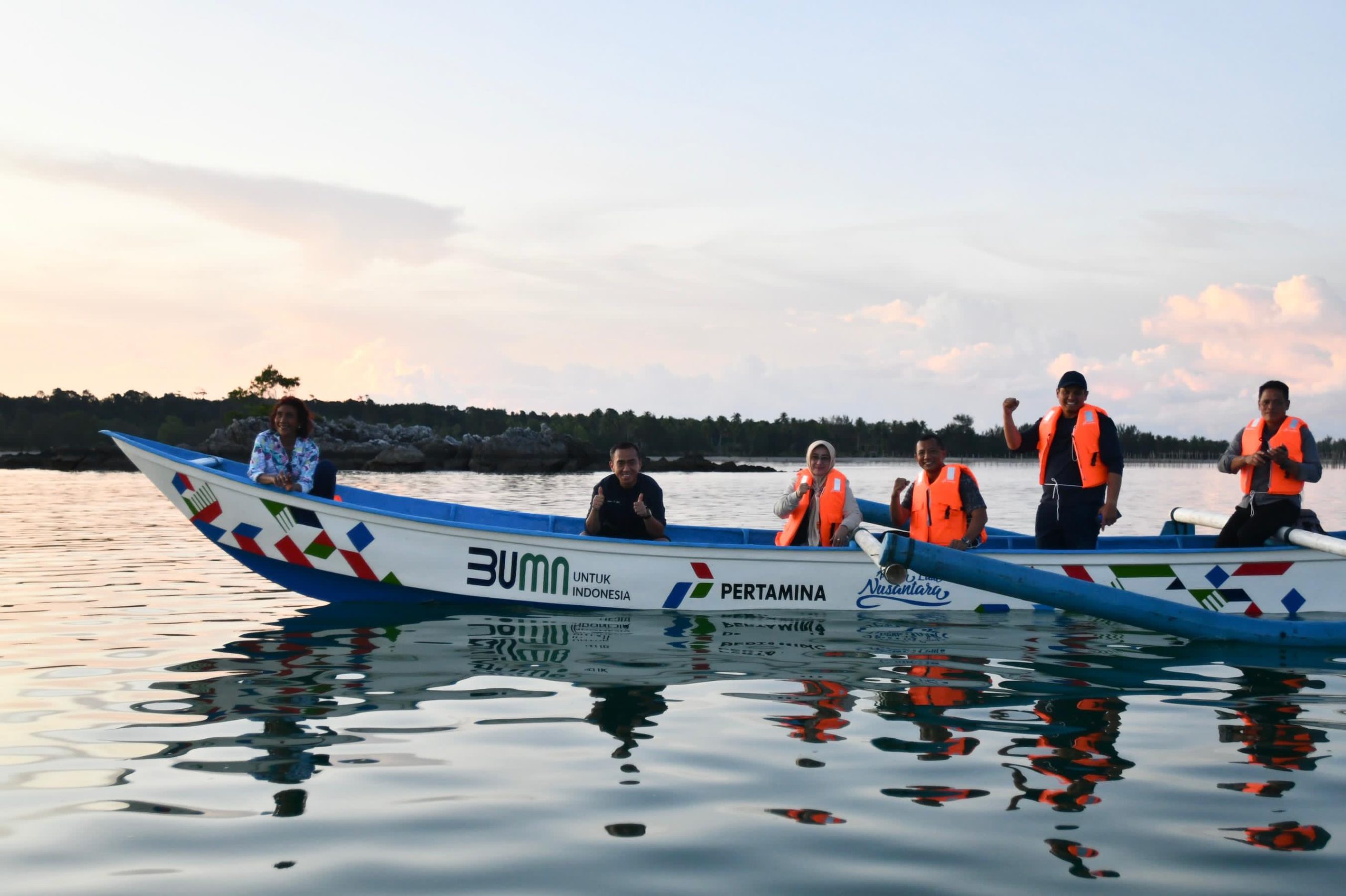 Pertamina dan Pandu Laut Nusantara Serahkan Kapal dan Jaring Ikan untuk ...