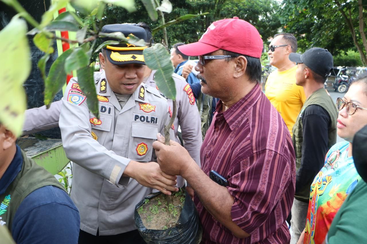 Polda Kaltim dan BPDAS Persemaian Mentawir Bagikan 1.200 Bibit Pohon ...