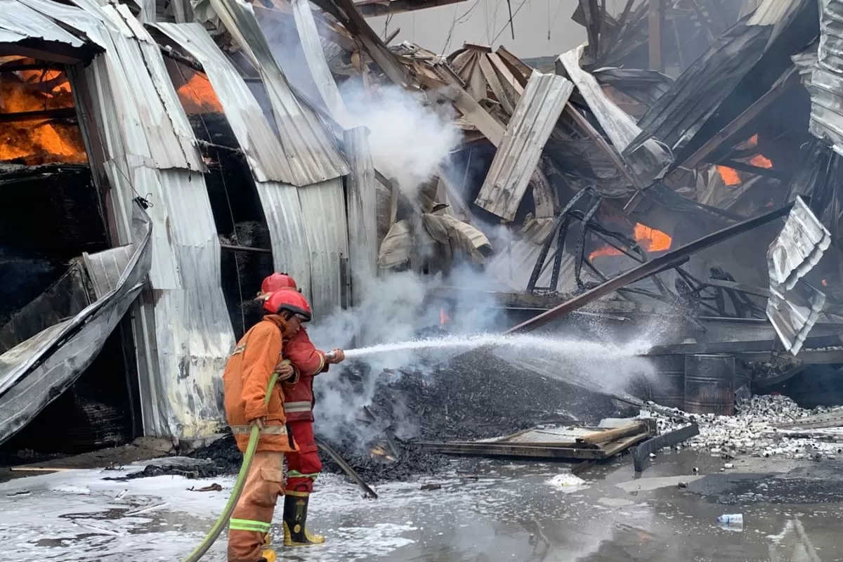 Kebakaran Hebat di PT MasterKidz Indonesia, Usaha Pemadaman Api Tembus ...
