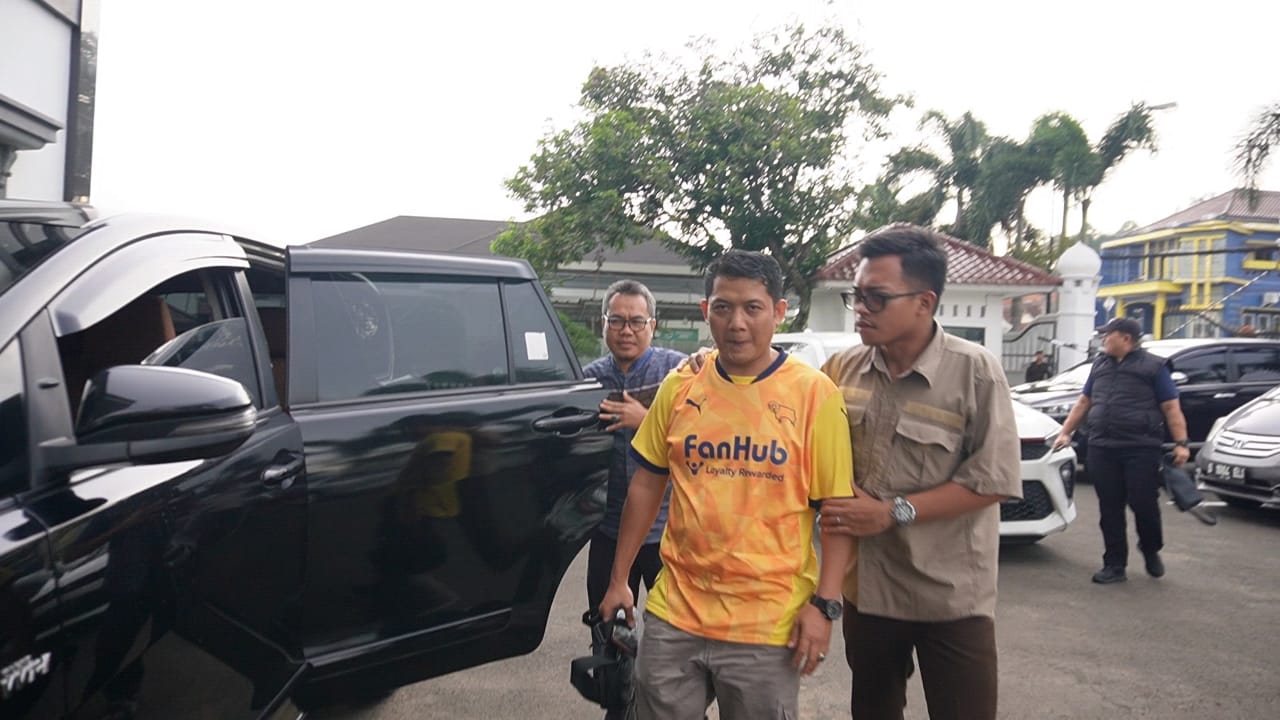 Tim Tabur Kejati Banten Tangkap Buronan Kasus Korupsi Dana Bansos di Pandeglang – PRUDENSI