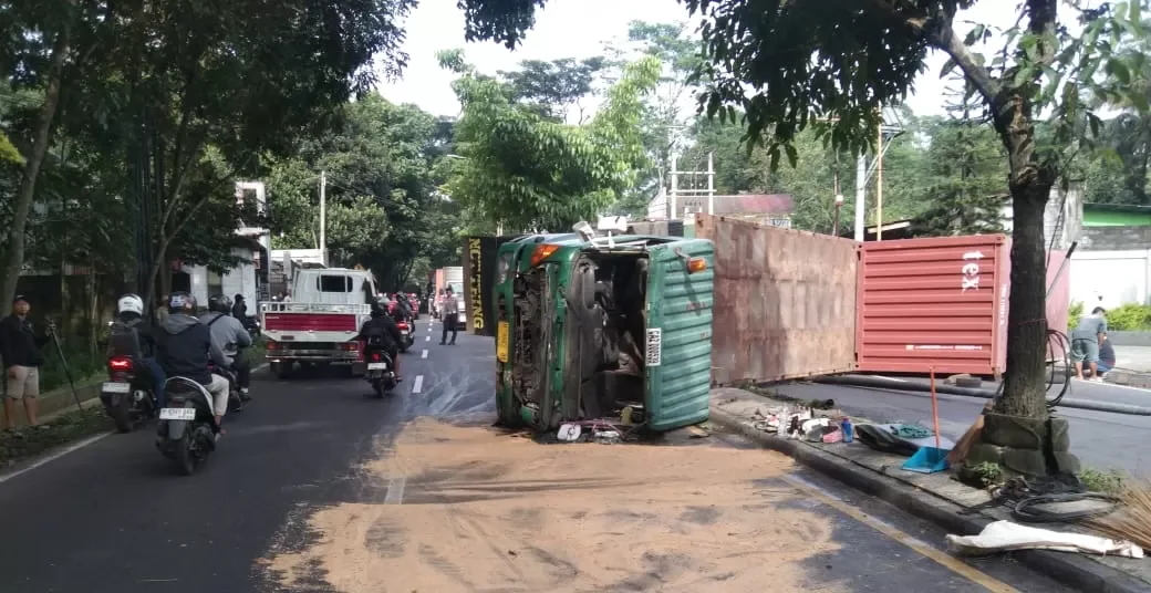 Truk Kontainer Bermuatan 18 Ton Tepung Terguling di Jalan Lingkar Salatiga – PRUDENSI