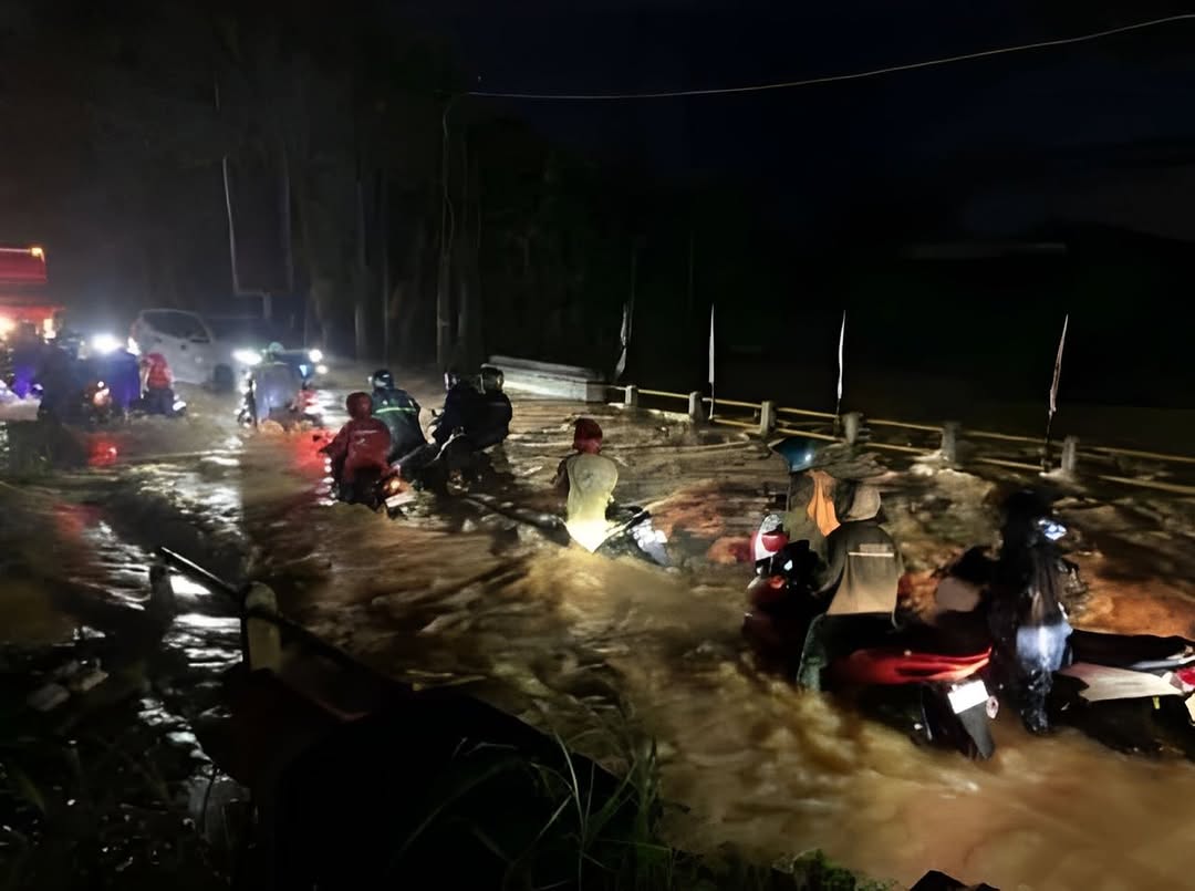 Banjir di Desa Sengonbugel Lumpuhkan Arus Lalu Lintas Jepara-Kudus – PRUDENSI