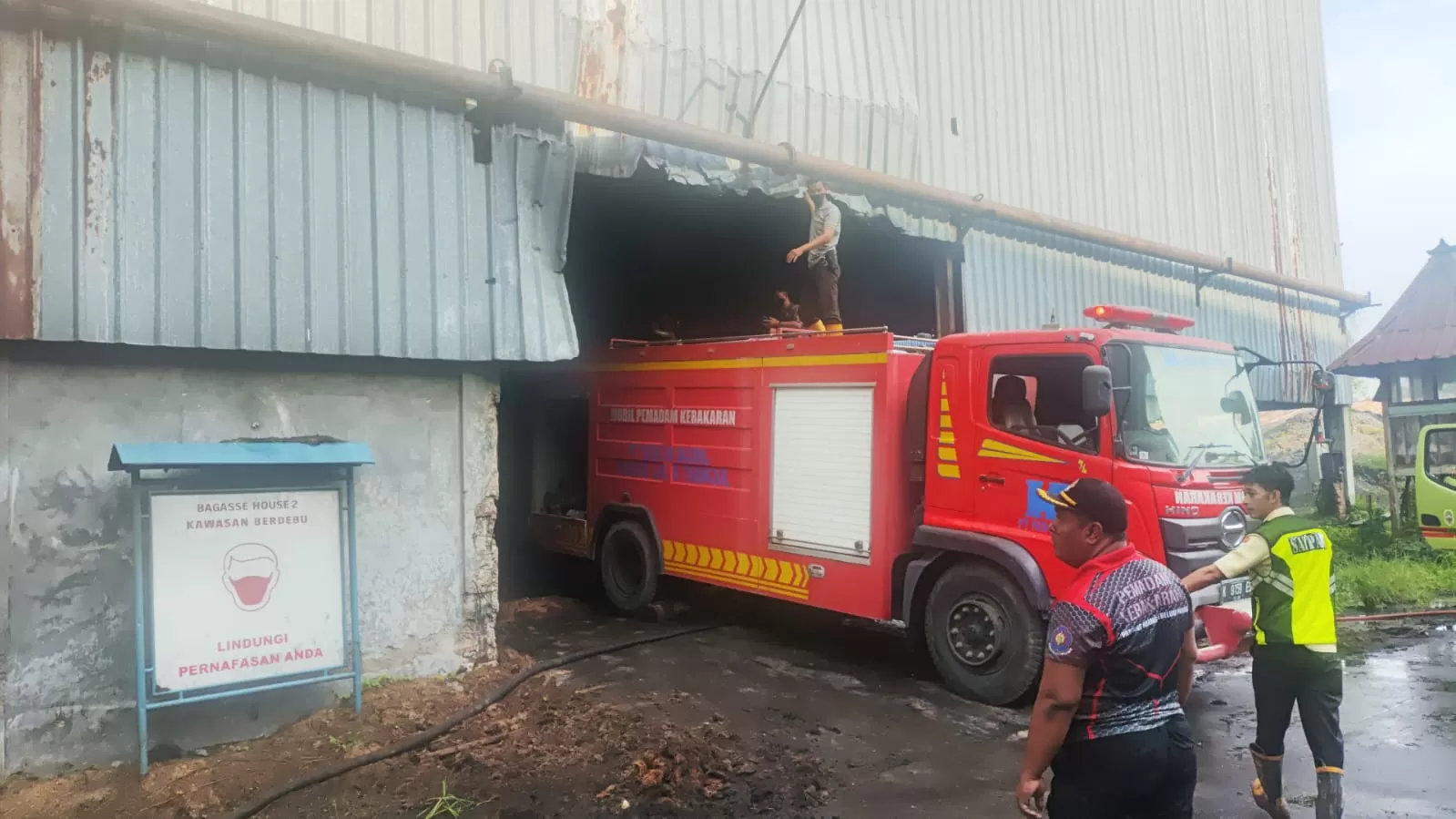 Kebakaran Gudang Pabrik Gula Pakis, Enam Unit Damkar Dikerahkan untuk ...