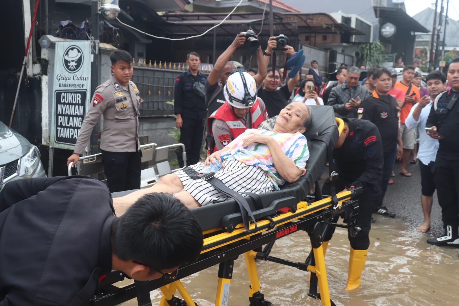 Brimob Kerahkan Ratusan Personel untuk Evakuasi Korban Banjir di Jabodetabek – PRUDENSI