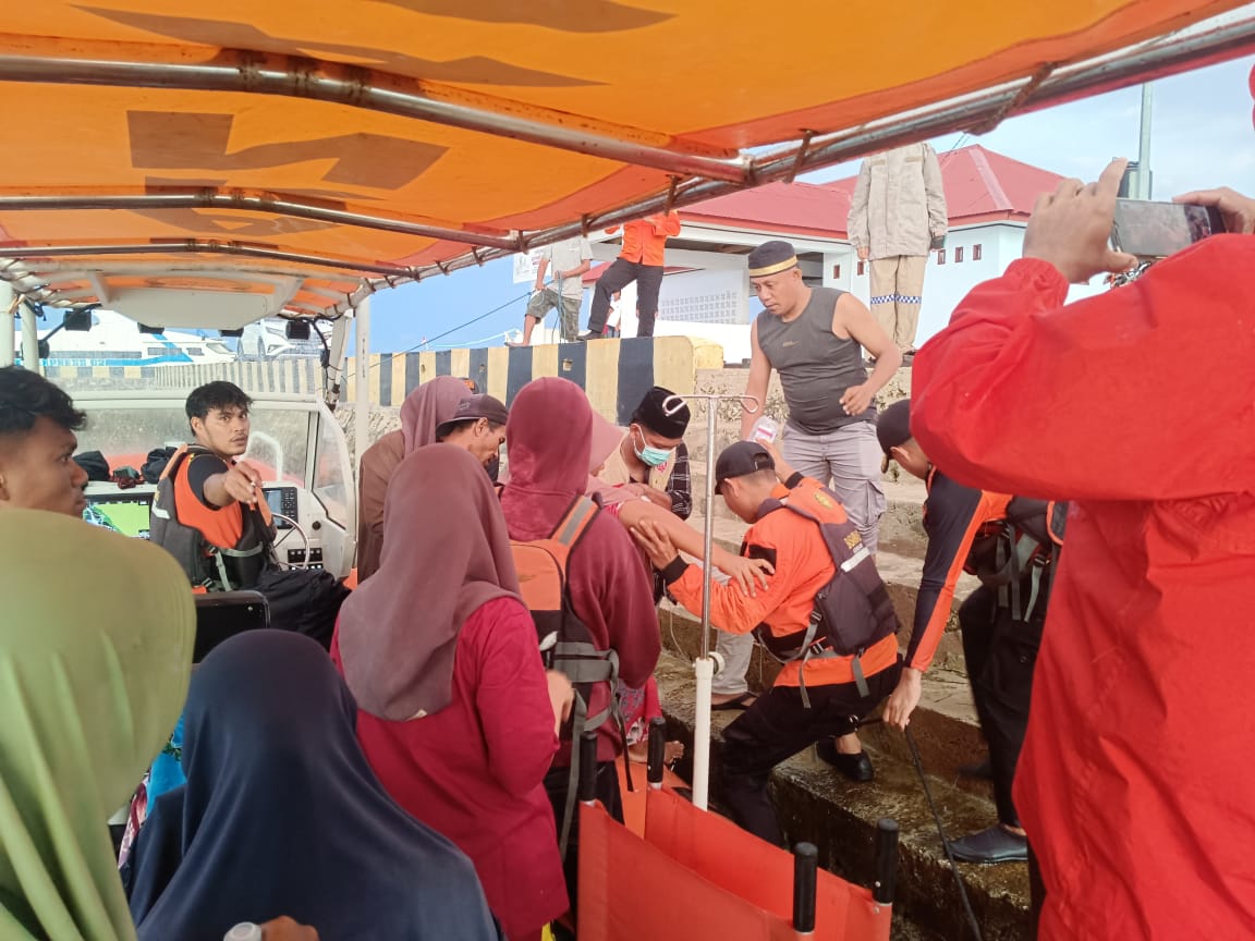 Tim SAR Evakuasi 15 Penumpang Kapal yang Alami Kecelakaan di Perairan Kaledupa – PRUDENSI
