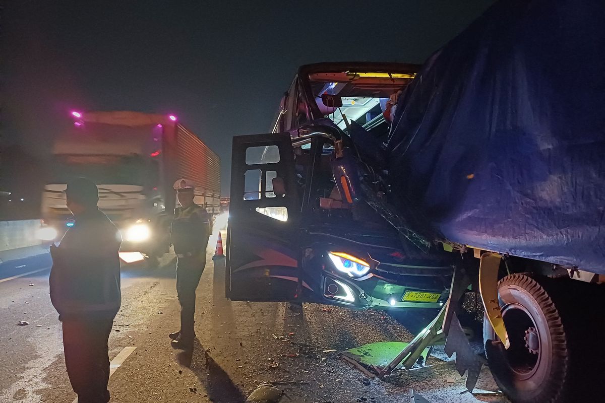 Kecelakaan Beruntun di Tol Solo–Semarang, Enam Penumpang Bus Luka Ringan – PRUDENSI