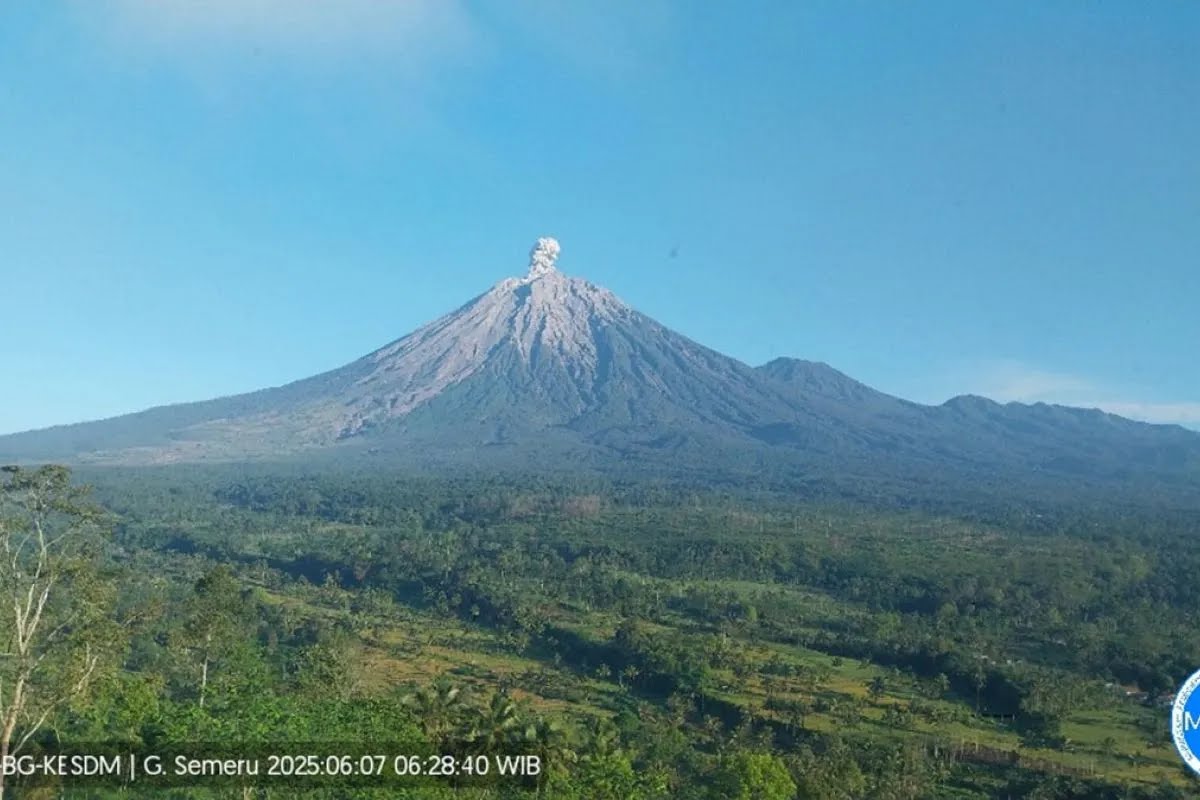Gunung Semeru Erupsi Lima Kali Sejak Sabtu Pagi, Kolom Abu Capai 900 Meter – PRUDENSI
