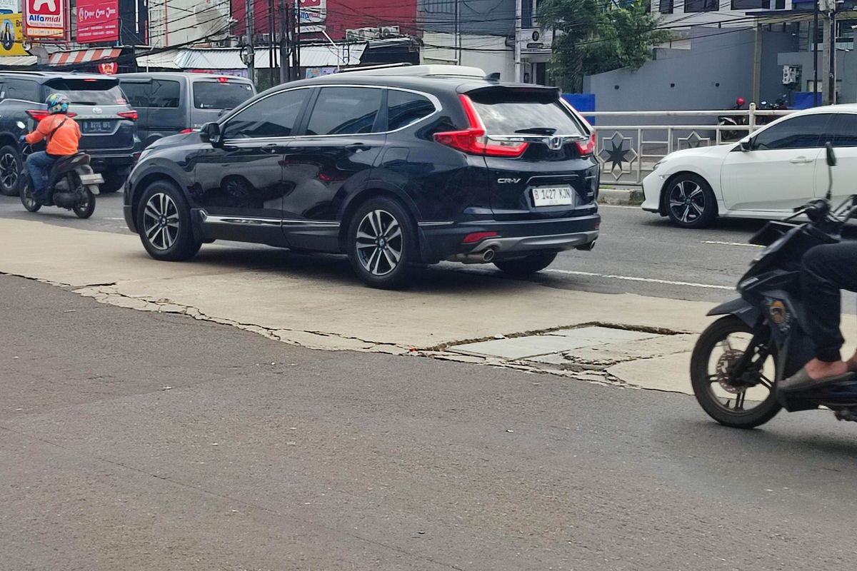 Bekas Galian Picu Kecelakaan, Jalan Tebet–Kampung Melayu Rusak – PRUDENSI