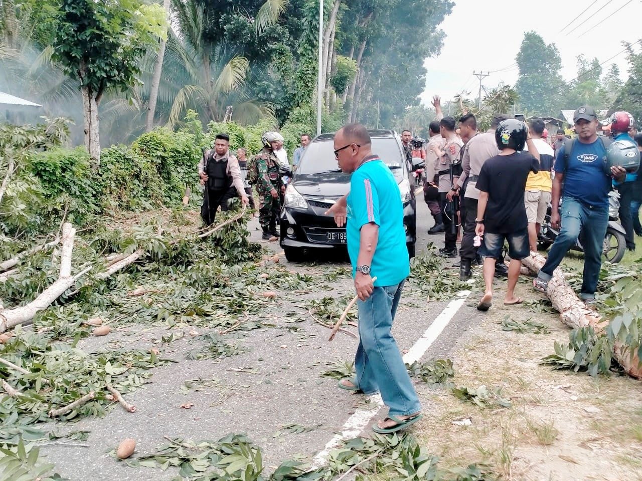 Warga Blokade Jalan Lintas Seram Tolak Aktivitas PT SIM di Lahan ...