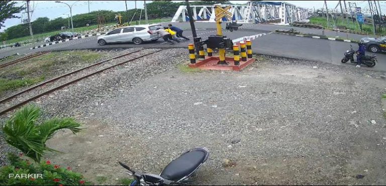Mobil Mogok di Rel KA Semarang Diselamatkan Aksi Sigap Polisi – PRUDENSI